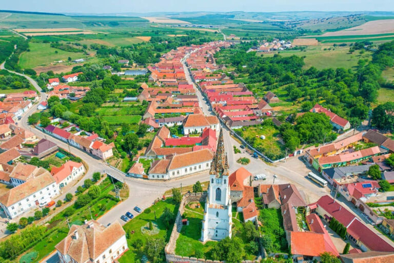 La Gârbova, o casă bătrânească renovată a ajuns să coste chiar și 100. ...