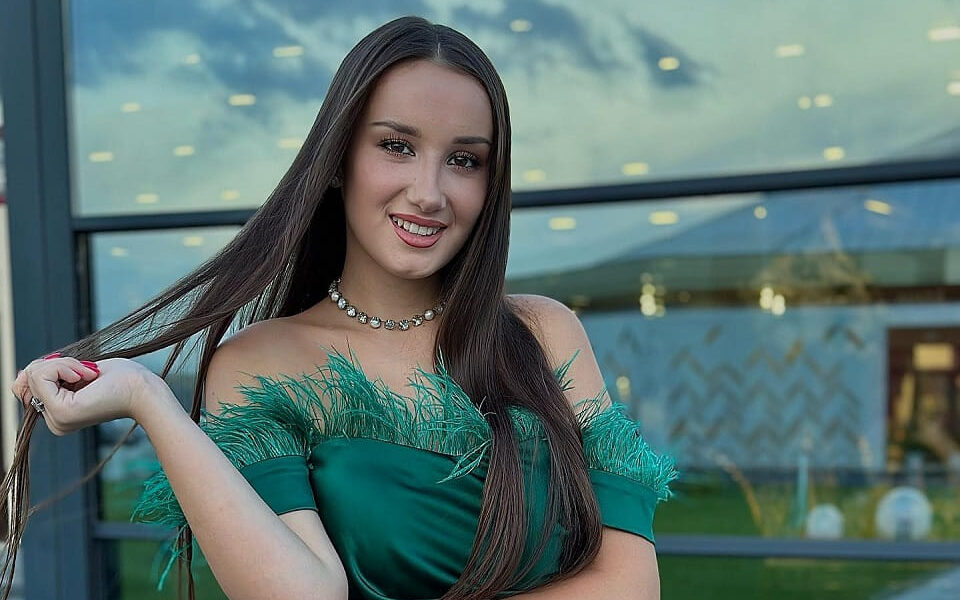 Alexandra Cotruș, o tânără artistă de 20 de ani din Sebeș, sute de mii ...