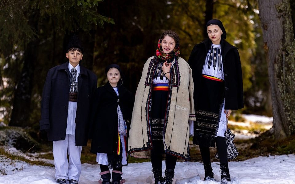 Tânără din Răchita, colaj de colinde religioase lansat în prag de ...